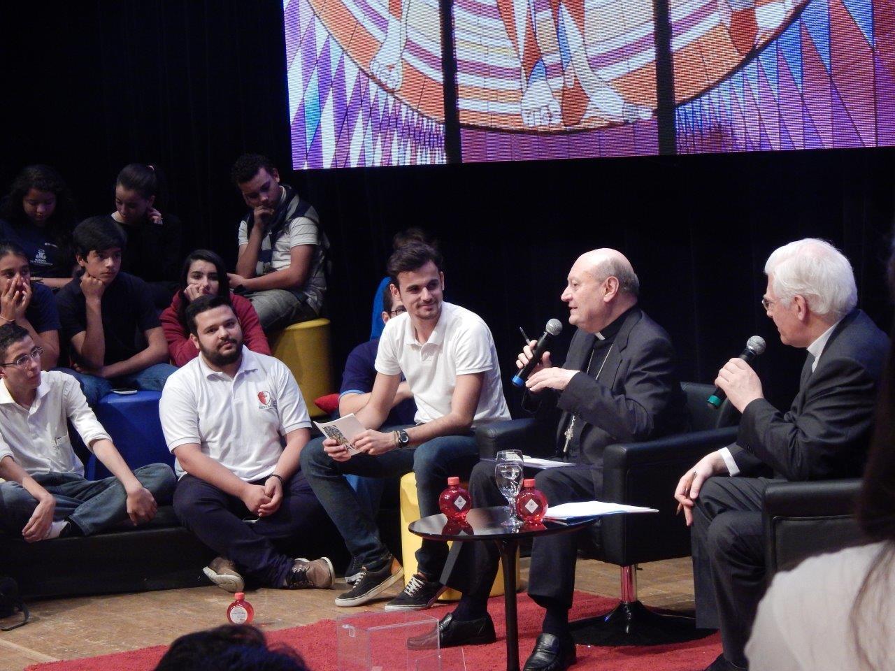 Cardeal Ravasi conversa com jovens sobre temas referentes à Igreja